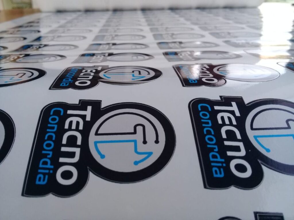 Diseño de Folletos, Afiches, Carpertas, Stickers, Giganto y mucho más...